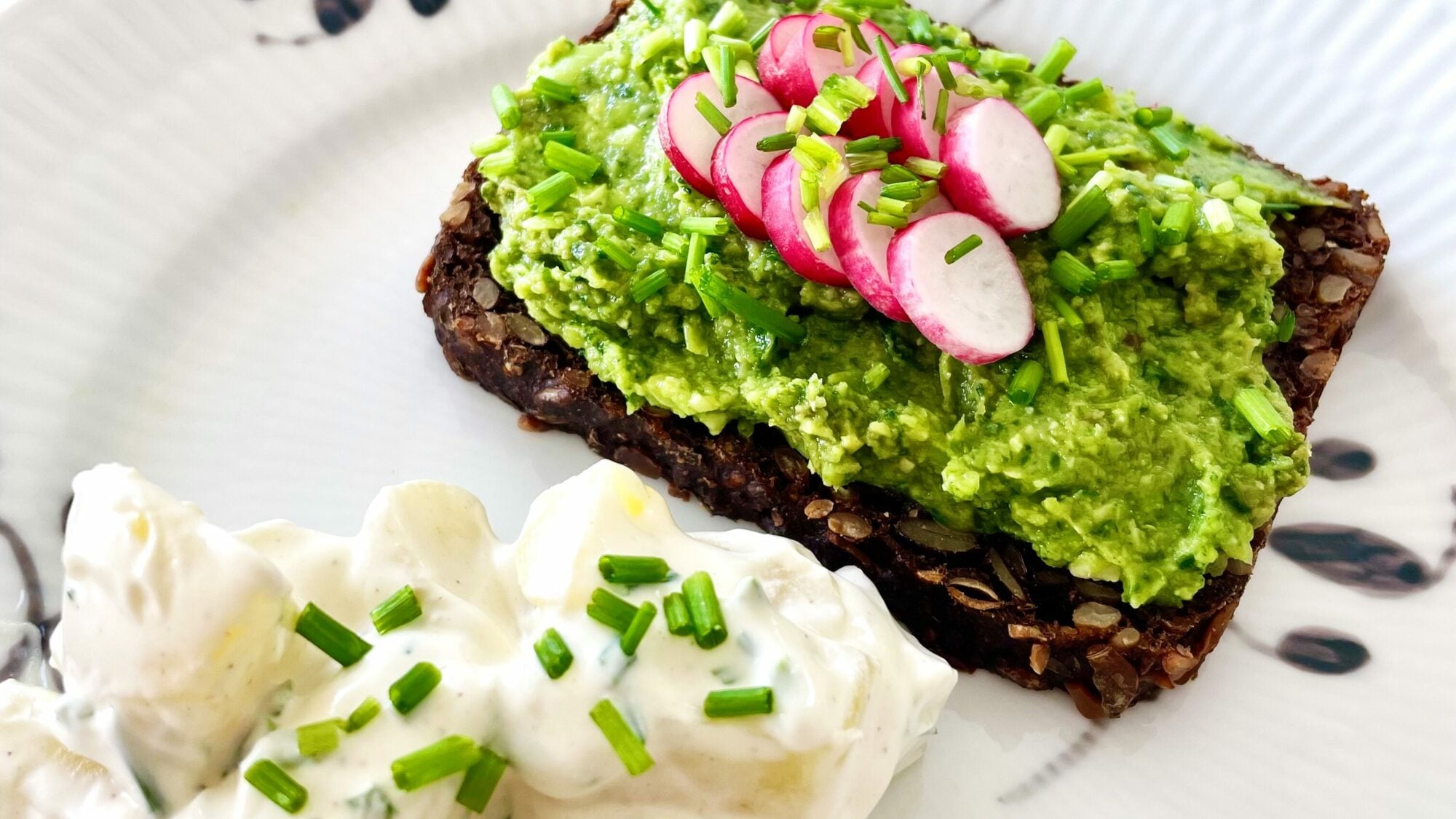 Sund opskrift: Forkæl din rugbrødsmad med Green Spread | Superfit Mor