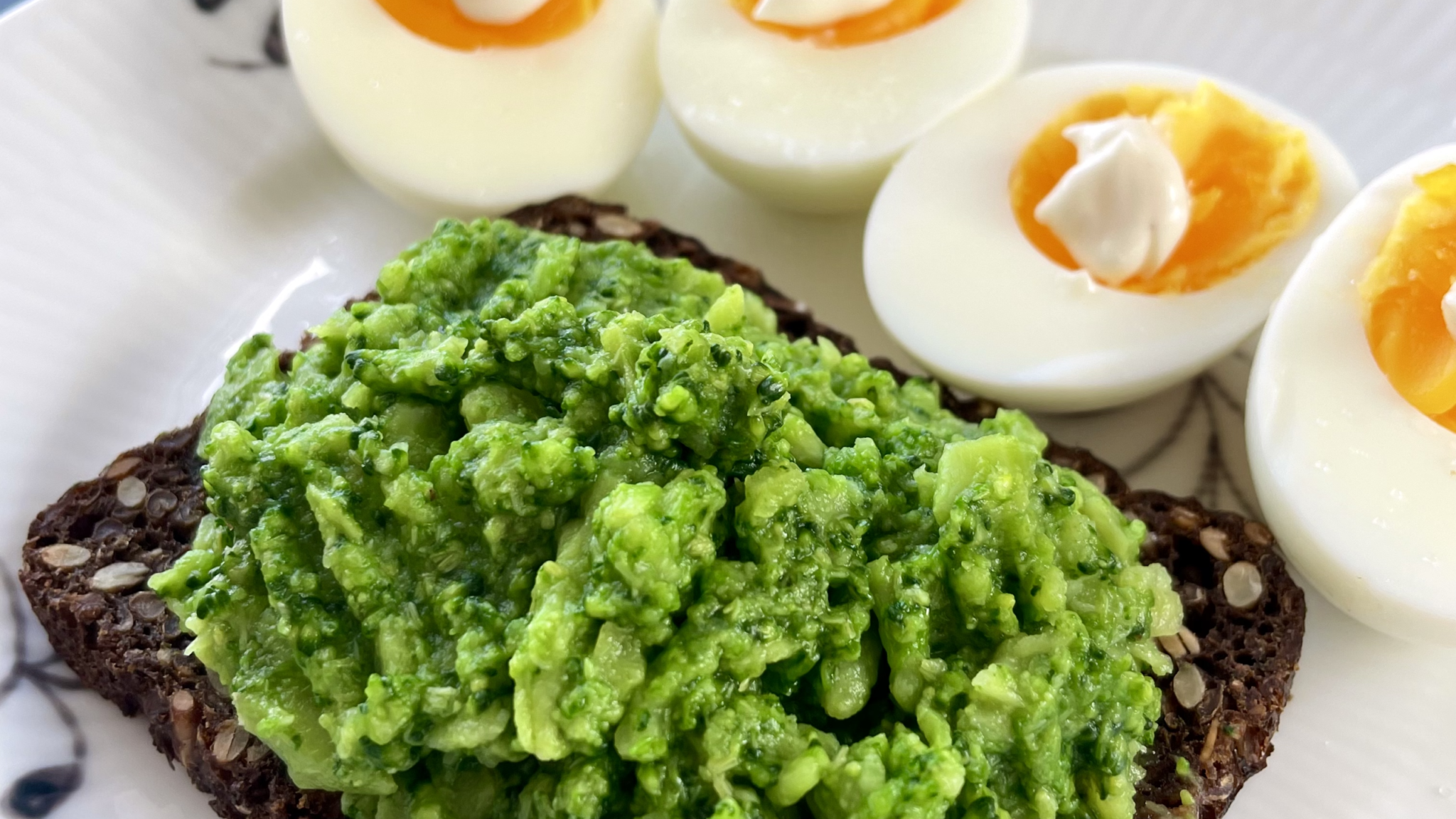 Sund opskrift: Forkæl din rugbrødsmad med Green Spread | Superfit Mor