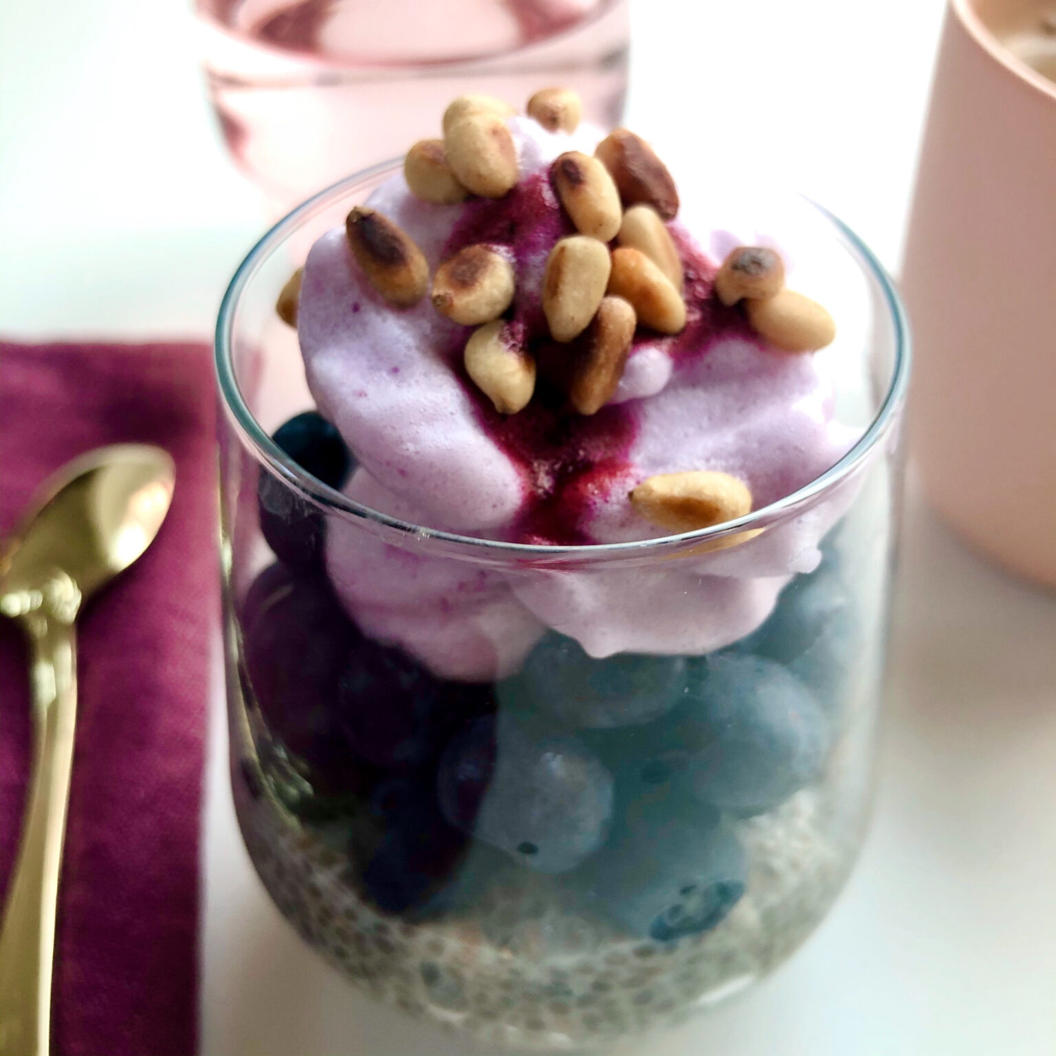Sød og simpel dessert: Trifli med pisket hytteost og frugtsauce ...